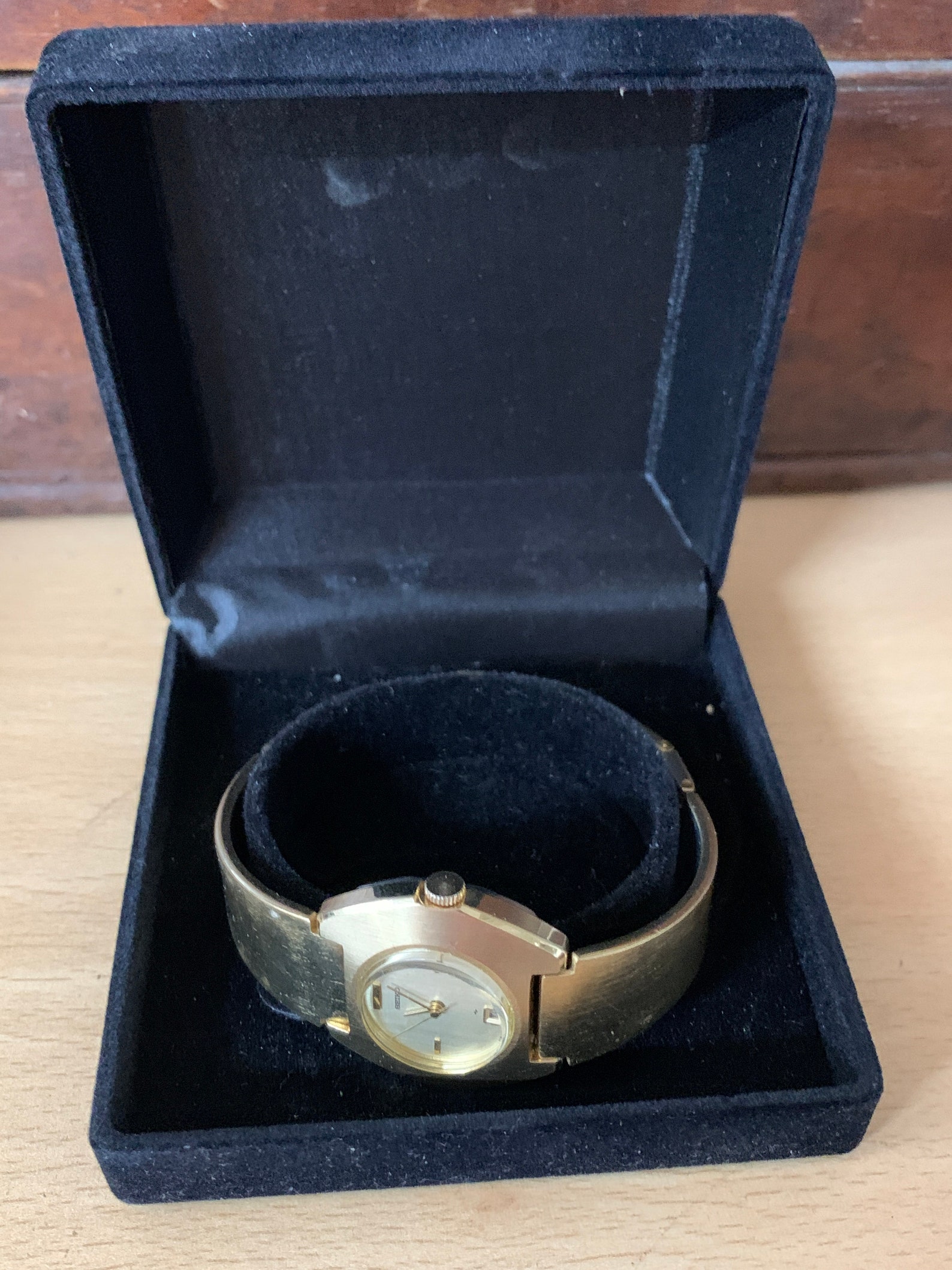 Vintage Seiko Woman's 2202 Silver Angel Vintage Mechanical Gold Tone ...