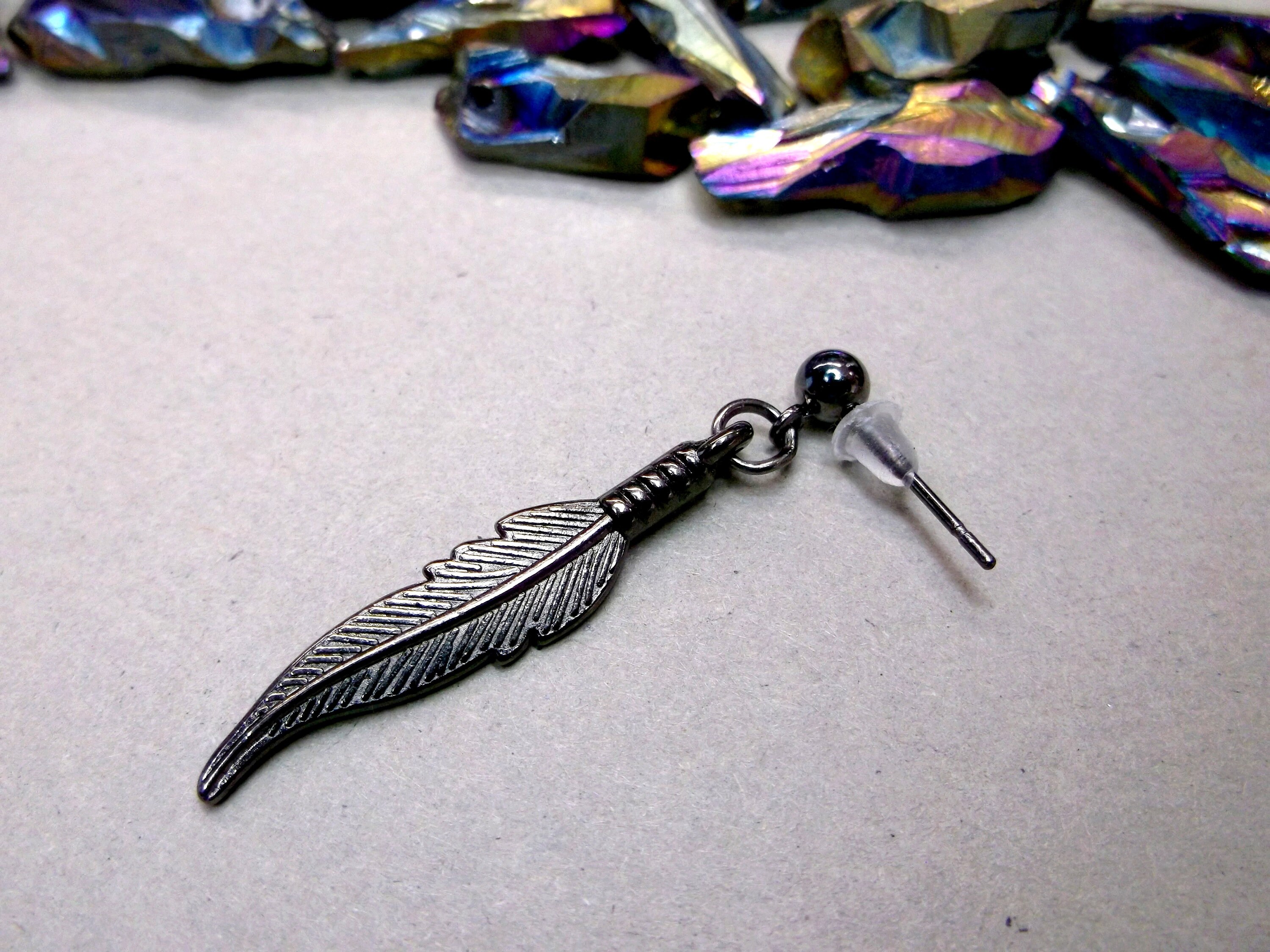 Pluma negra pluma pluma colgante gunmetal pluma stud goth - Etsy España