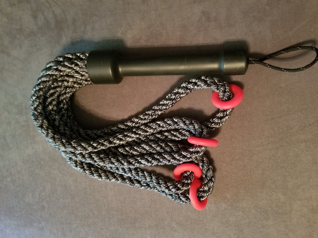 FR4SR17 Rope Flogger 17 4 Loop Graphite With Red Silicone Rings and ...