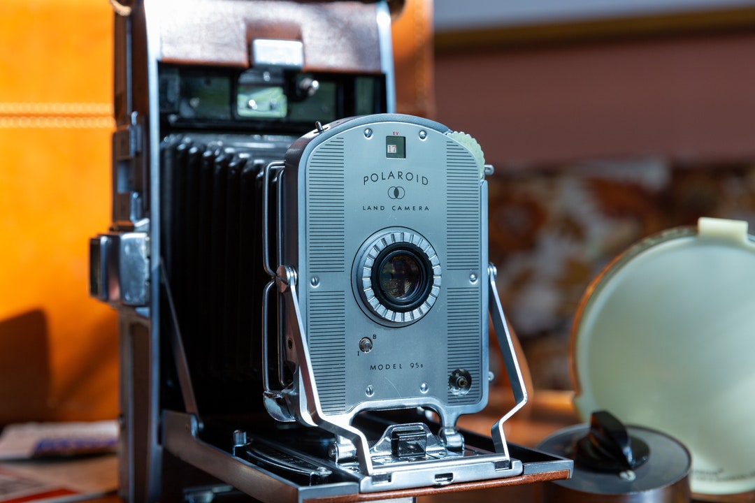 VINTAGE POLAROID Land Camera Model 95A Leather Case Key and Flash ...