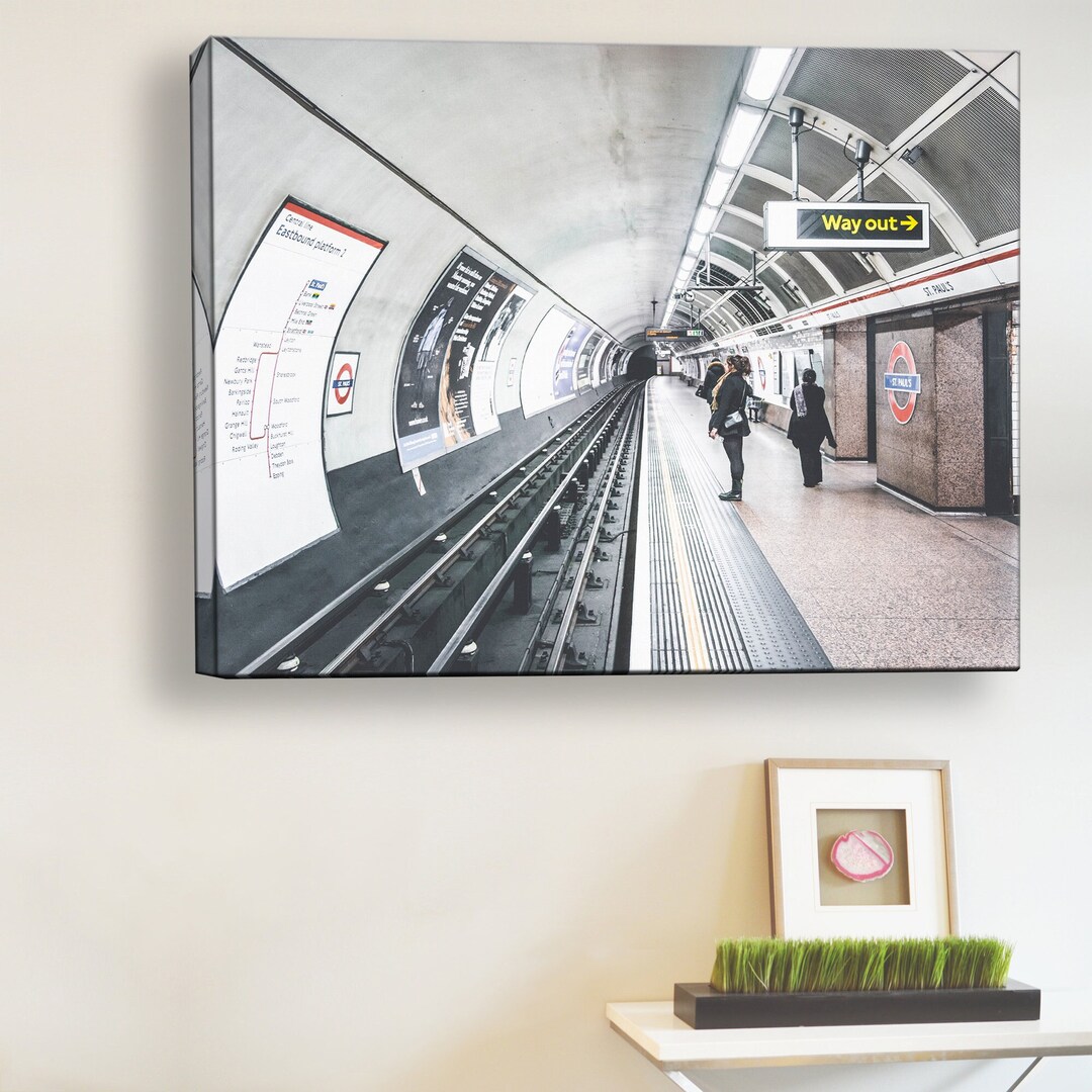 London England Tube Underground Train Westminster Cityscape Landmark ...