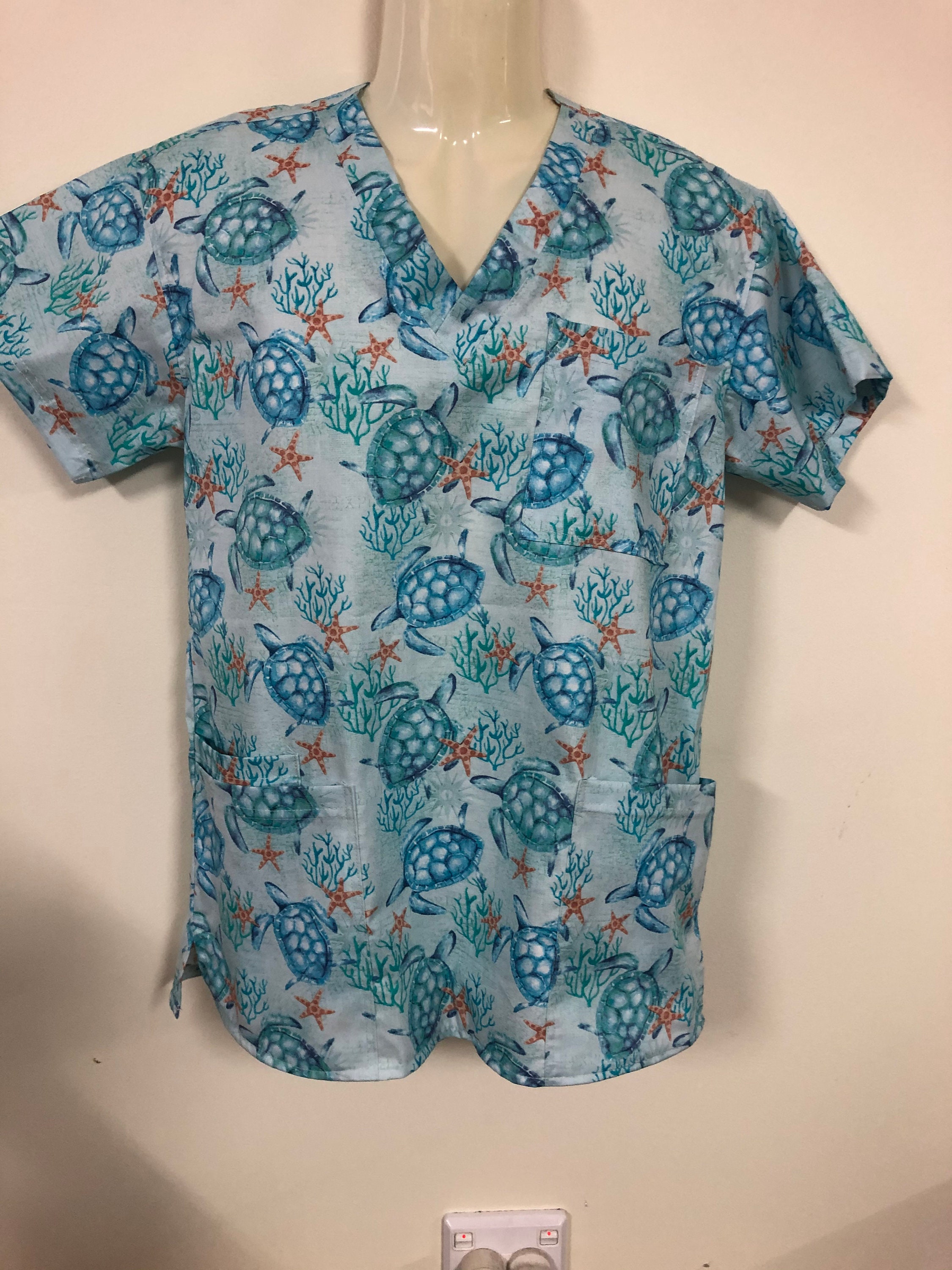 Nurse scrub top Ladies Large Turtle theme - Etsy Polska