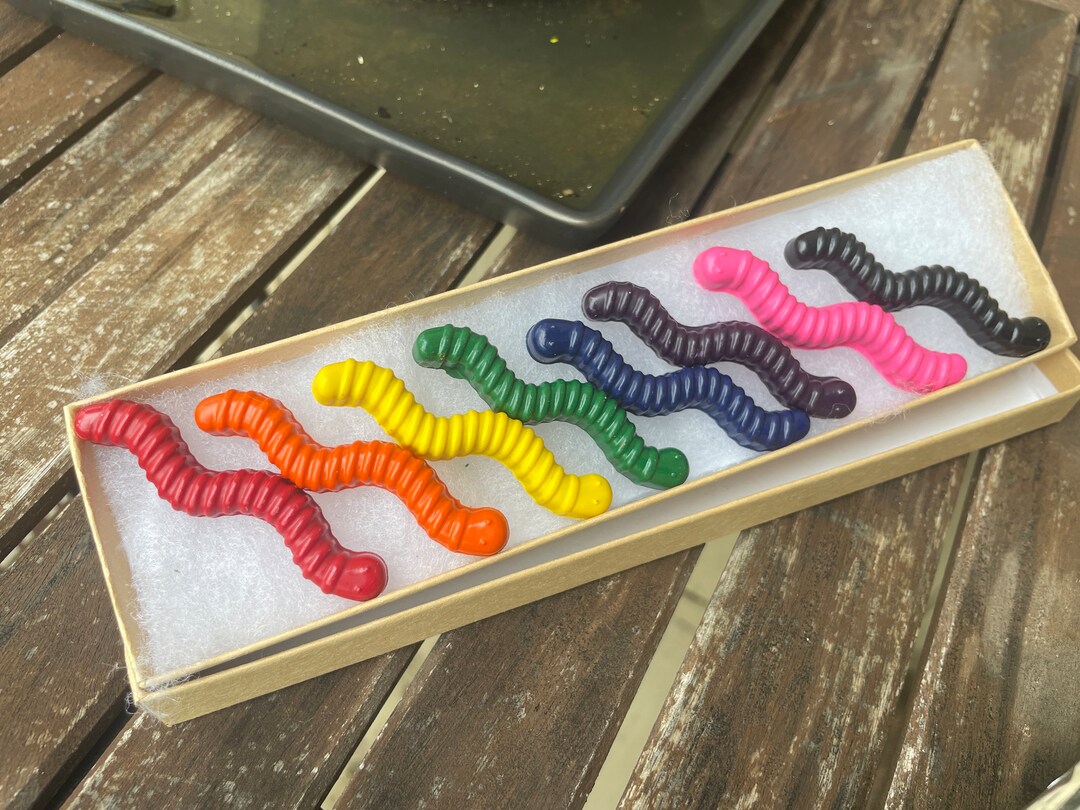 Worm Crayons // Worm Crayon Box // Crayon Gift Ideas // Fishing Gift ...