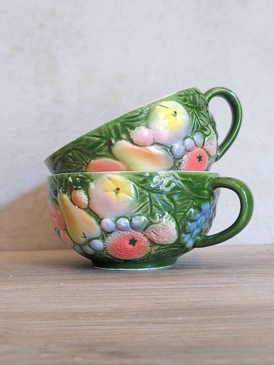 Duo de larges tasses en barbotine décor fruits vintage, tasses à ...