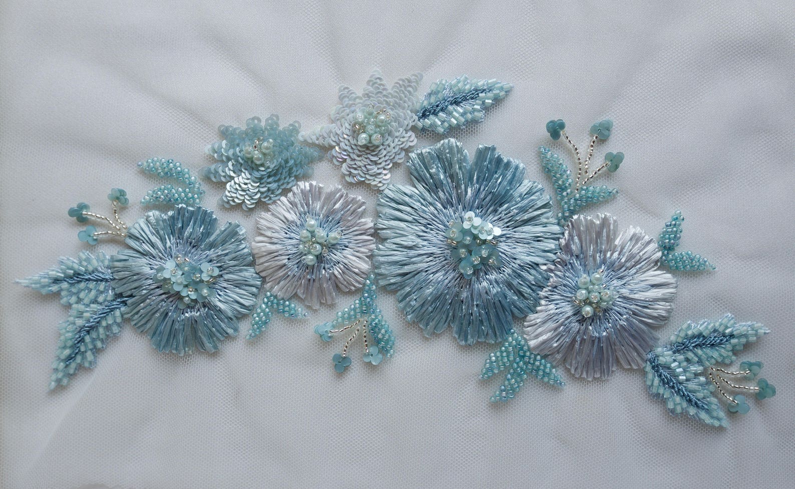 Hand-made motif with raffia and three-petal sequin flowers in | Etsy