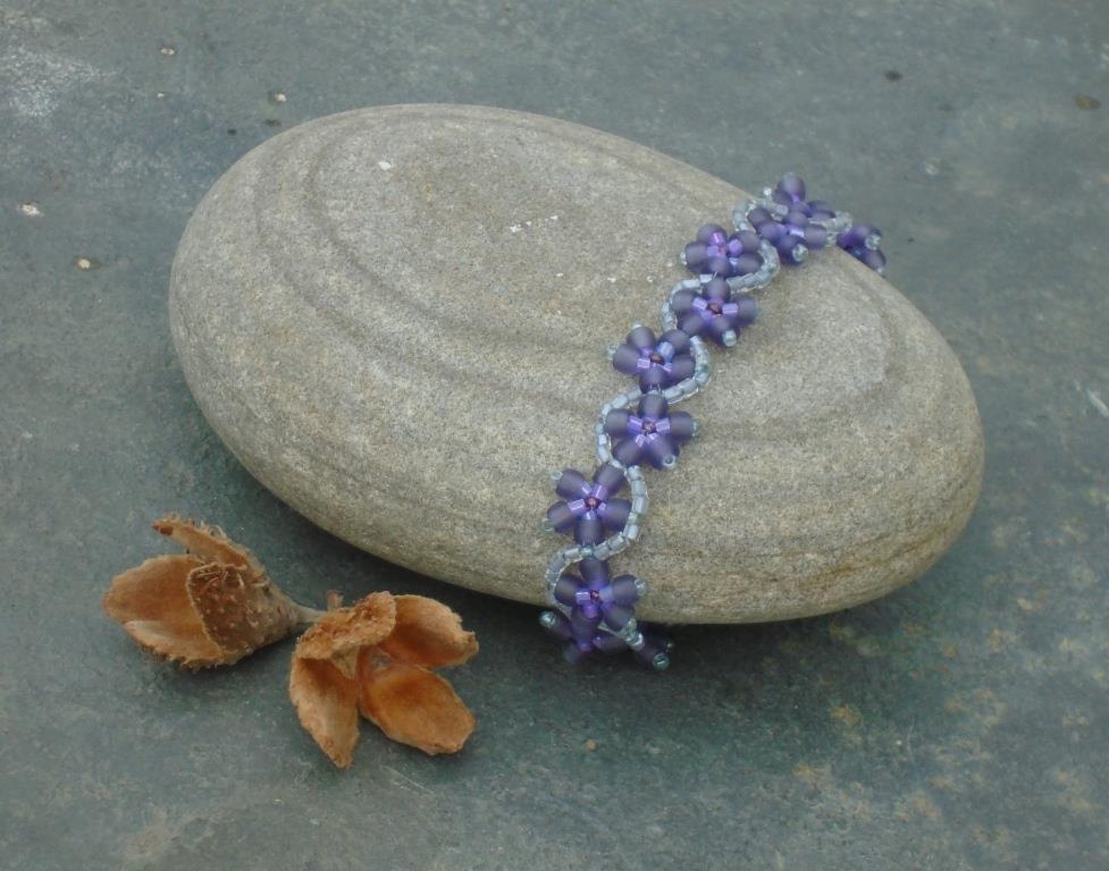 Periwinkle Flower Bracelet Seed Bead Bracelet in Frosted - Etsy