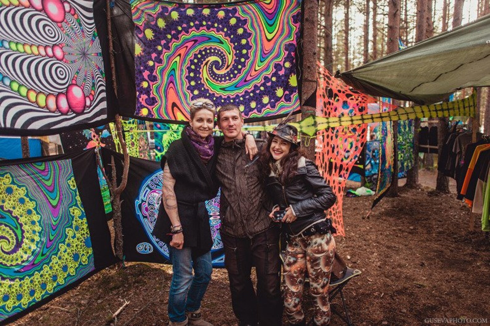 Trippy wall hanging 'Rainbow Valley Fractal' | Etsy