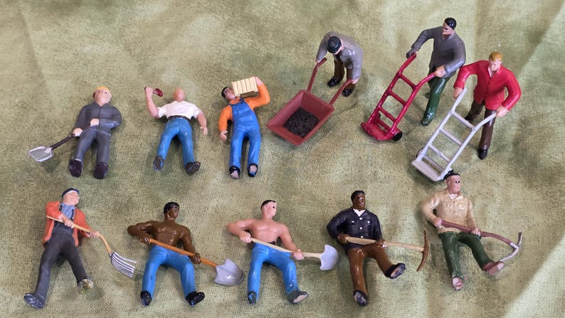HUGE LOT Bachmann O-scale People, Workers, Shed Building Great for ...