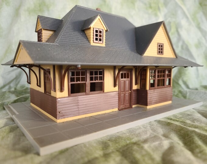 ATLAS Fully Assembled Passenger Suburban Train Station O-scale Gauge ...