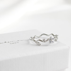 Fiorella Vine Ring, Flower Ring, Floral Ring, Friendship Ring, Leaf Ring, Layering Ring for Her ...