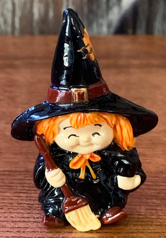 Vintage resin witch broom - Gem