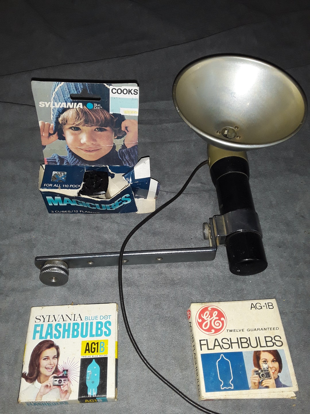 Vintage Kodak Flashholder Model B and Vintage Flashbulbs G.E. Ag-1b ...