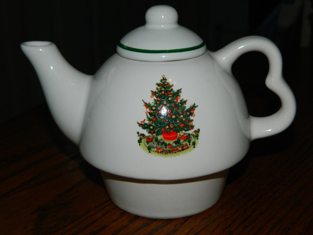 A Vintage (small) Christmas Tree Teapot. Collectible Christmas Teapot ...