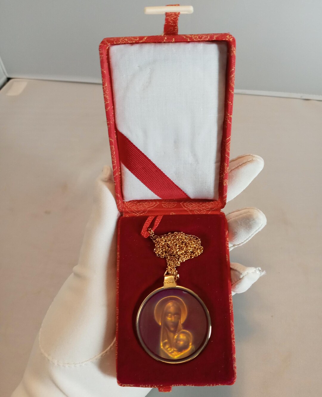 Vintage Blessed Mother Mary Holding Baby Jesus 3D Hologram Medal ...