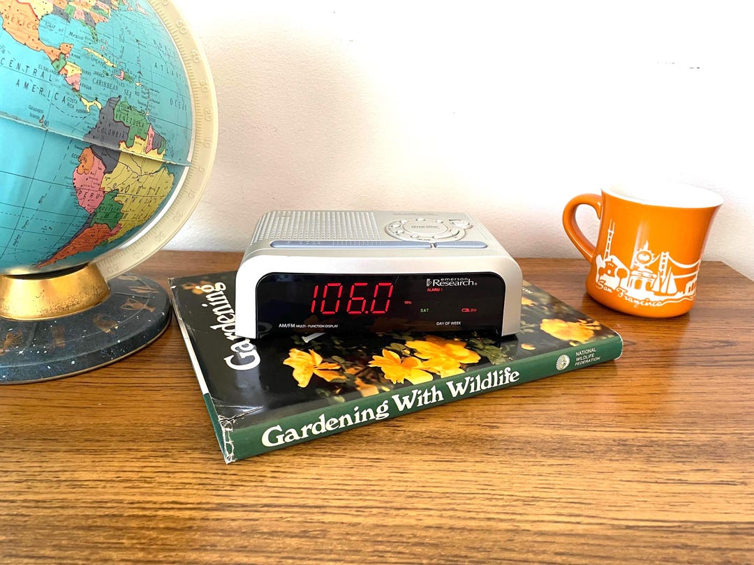Emerson Clock Radio: Dual Alarm, AM/FM - Auto Time & Daylight Set ...