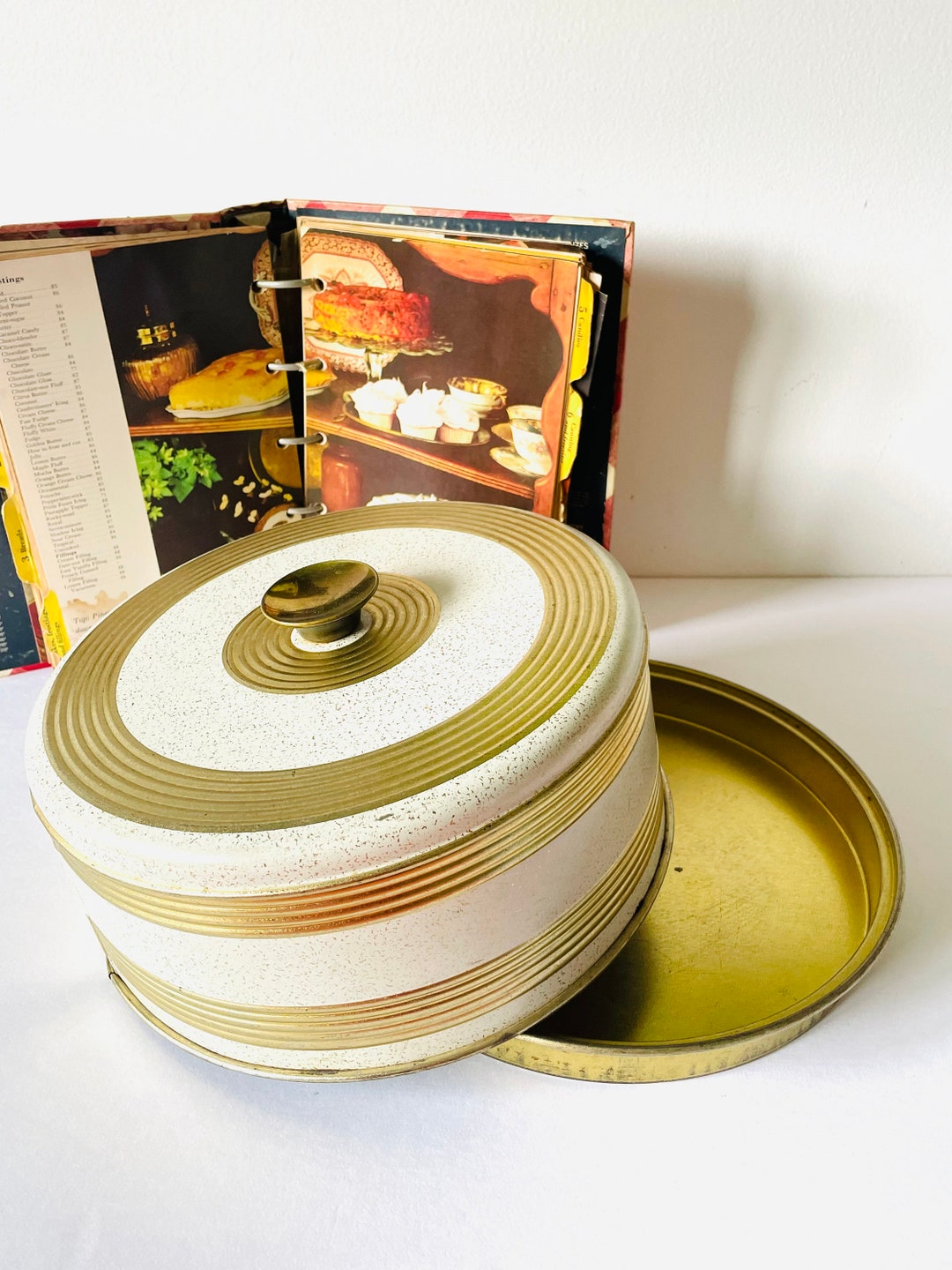 Vintage Guildcraft Cake Plate With Cover, Mid Century Gold and White ...