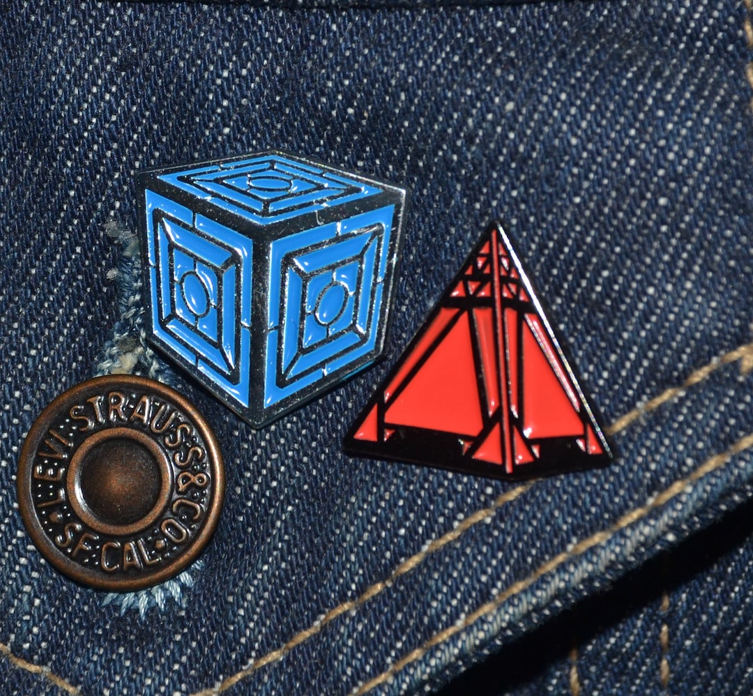 Sith or Jedi Holocron Pin (dim 22mm) Star Wars Dark Light Side Force ...