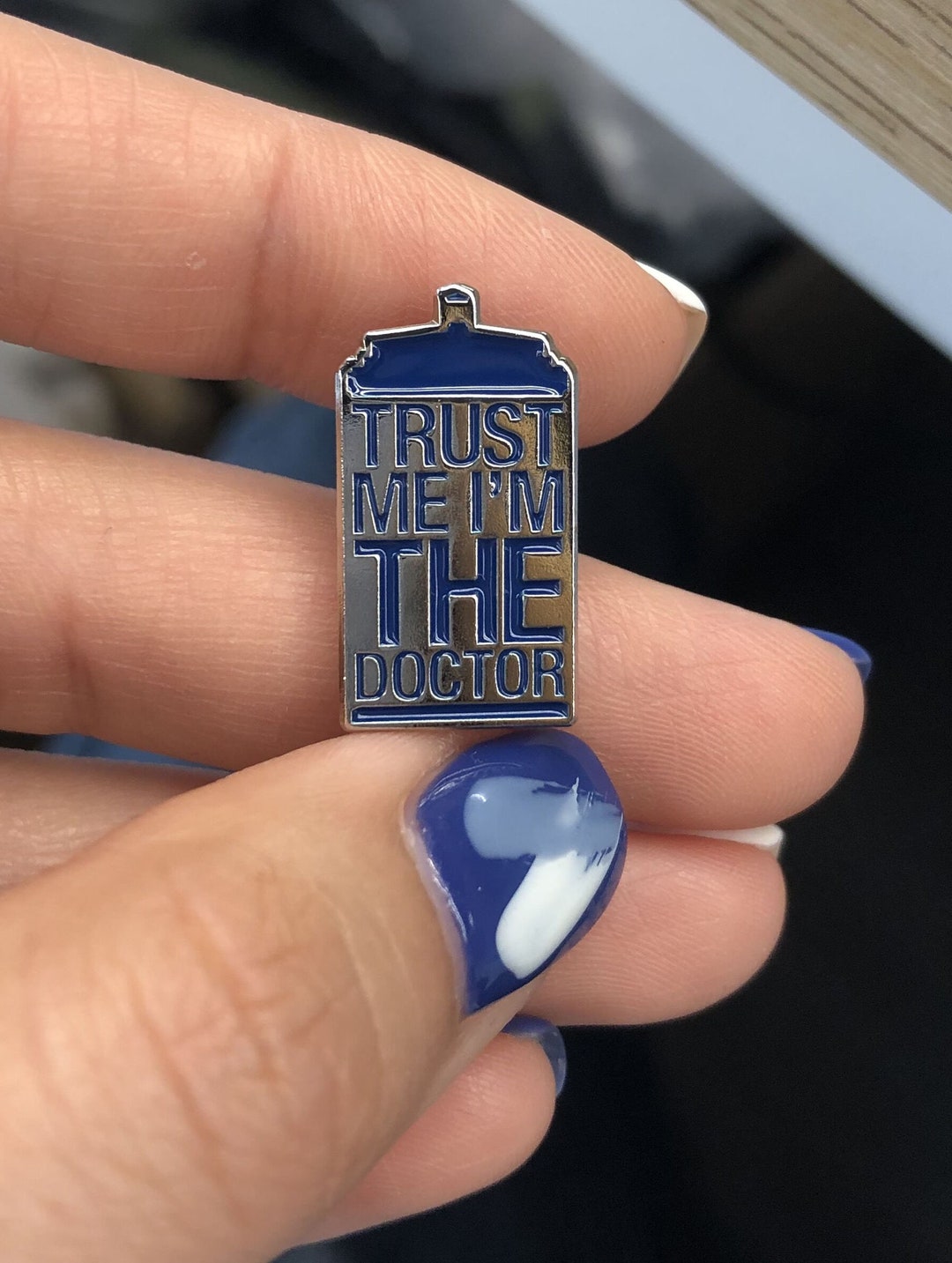 Trust Me I M the Doctor Pin (max.dim 22mm) DR WHO, Tardis, Police Box ...