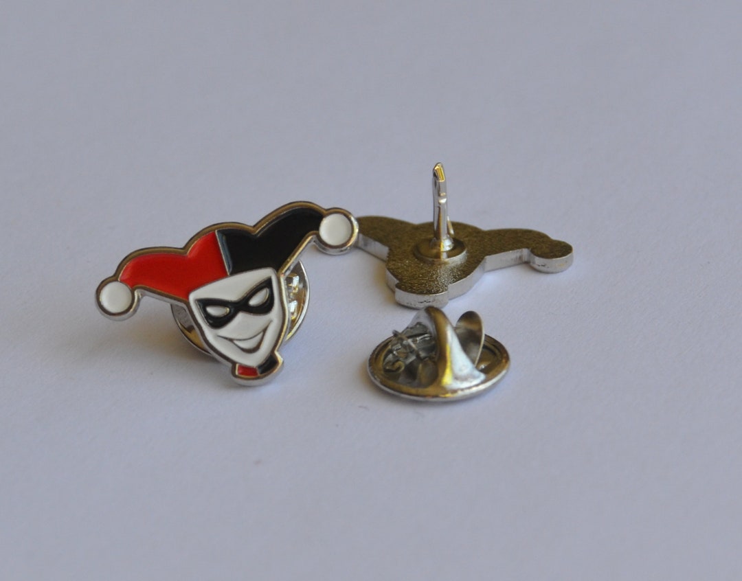 Harley Quinn Pin Classic Style (max.dim 22mm) - Enamel Metal Lapel Pin ...
