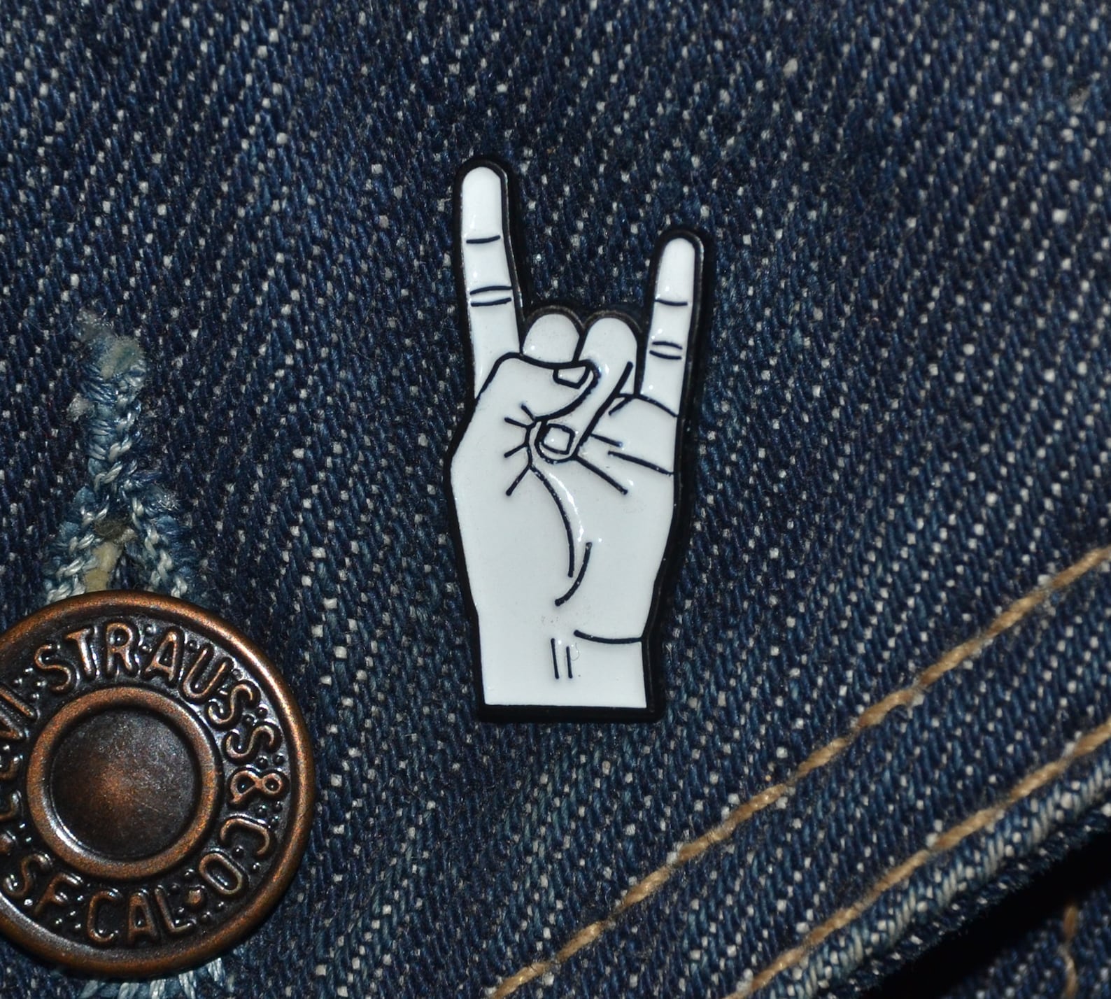The *rock N Roll* or "rock* Finger Pin White (max. Dim. 25mm) - Enamel ...
