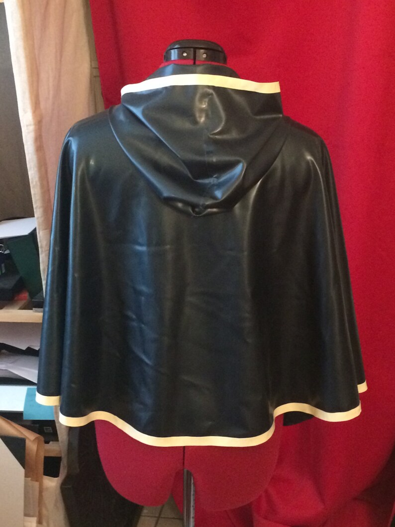 Cape à capuche en latex fermeture pompom en latex | Etsy