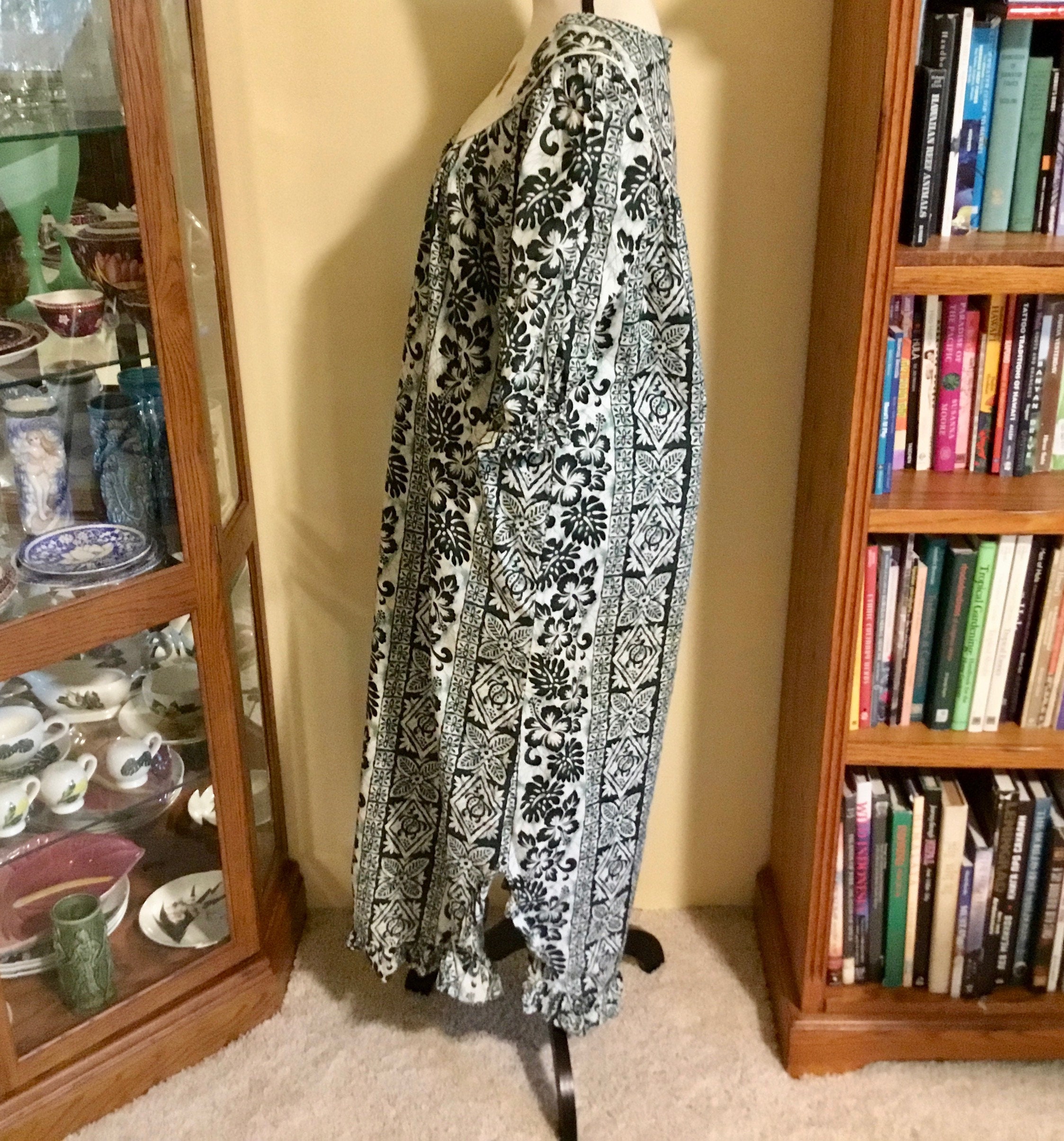 Vintage Hilo Hattie Aloha Muumuu Dress Size M Floral Pattern Full