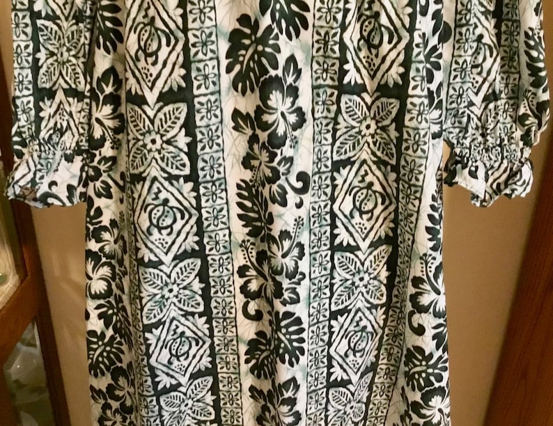 Vintage Hilo Hattie Aloha Muumuu Dress Size M Floral Pattern Full