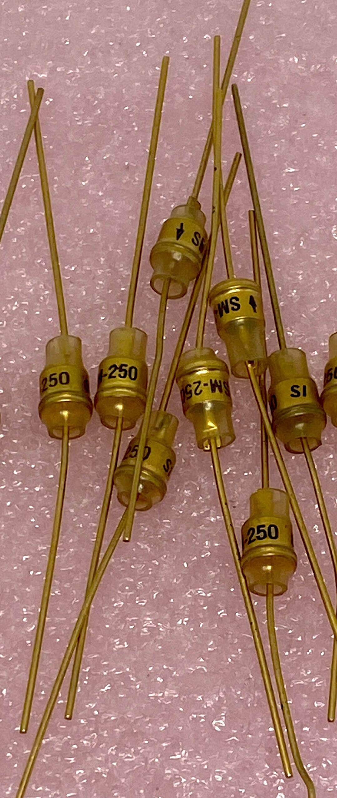 Lot of 8 Si SM-250 Diodes New Old Stock 1960s Date Code Gold Axial ...