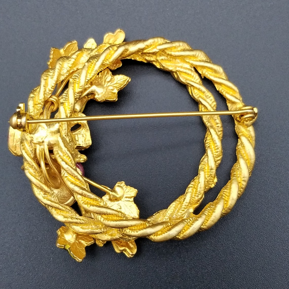 Vintage Gold Rope Wreath Pin With Enameled Leaves Apple & Bow - Etsy