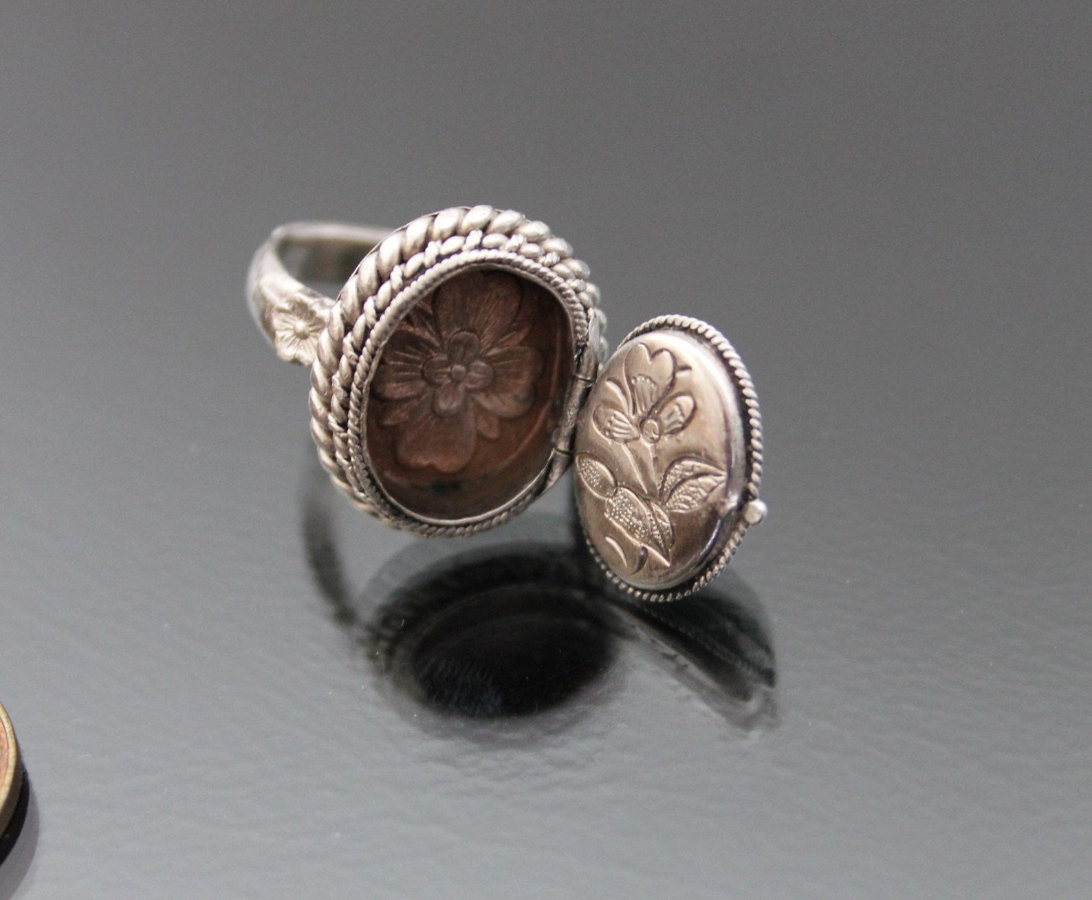 Chinese Export Poison Ring. Secret Compartment Locket. | Etsy