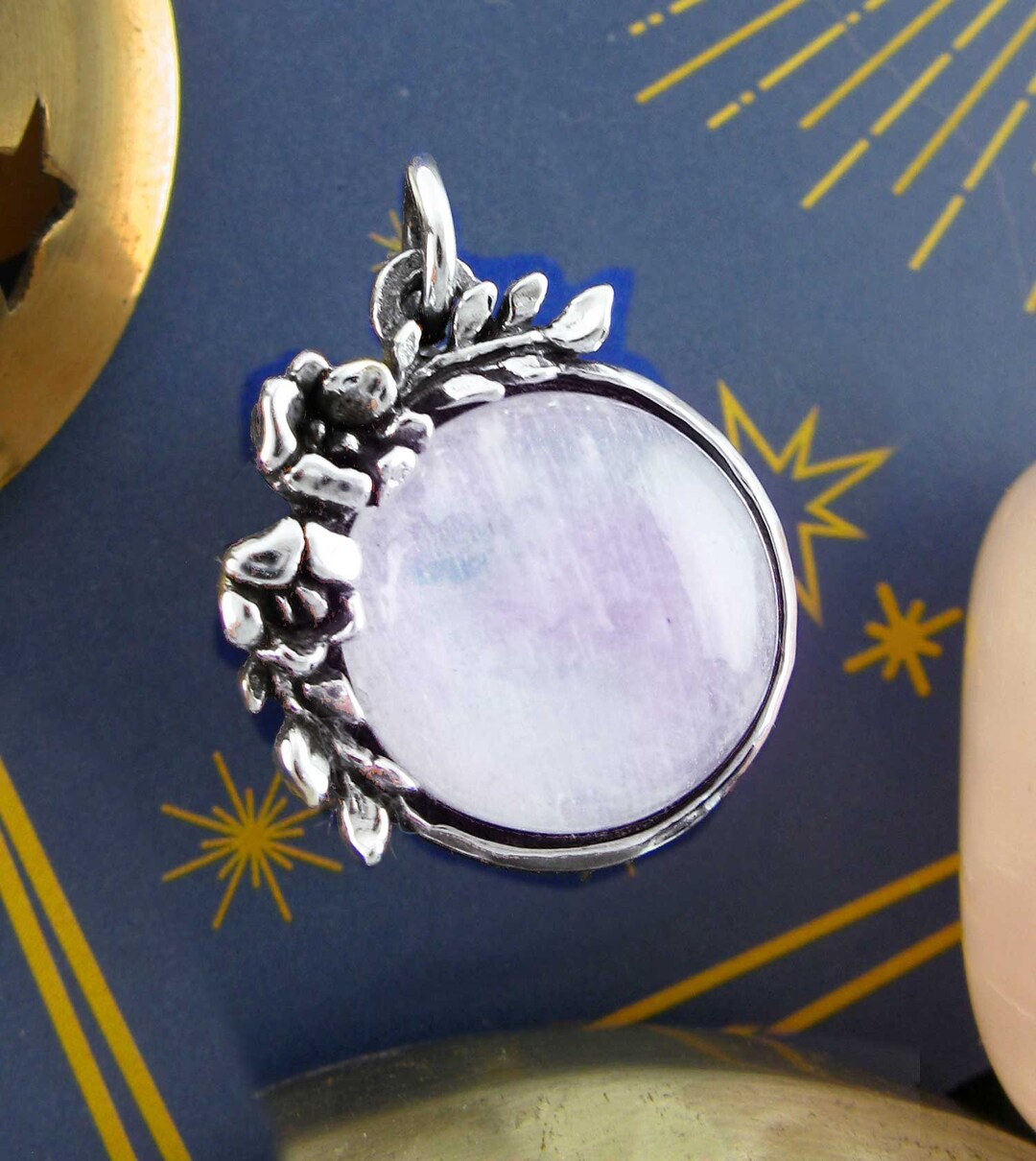 Collar con colgante de cabujón de piedra lunar con diseño de ...