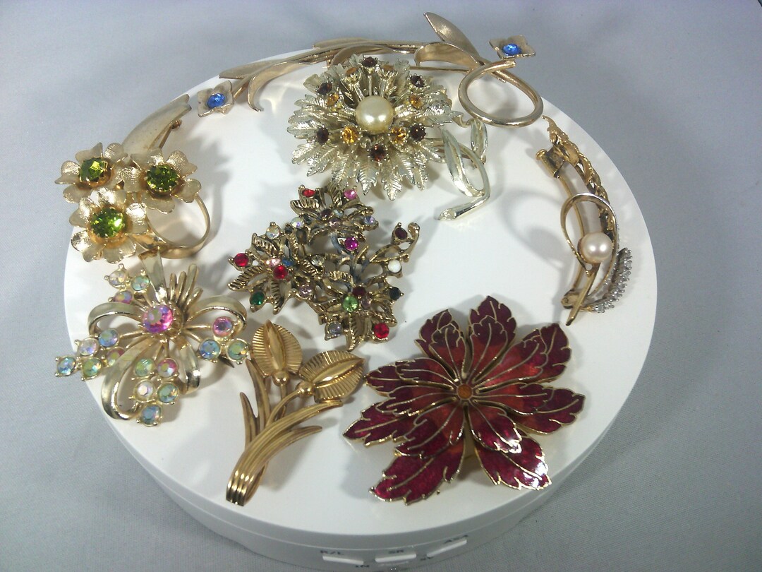 Vintage Brooches in the Shape of a Simple Flower or Bouquet - Etsy