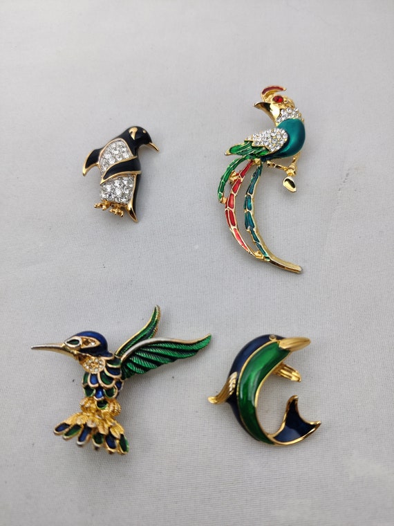 Vintage gold metal zoomorphic animal shaped brooches - Gem