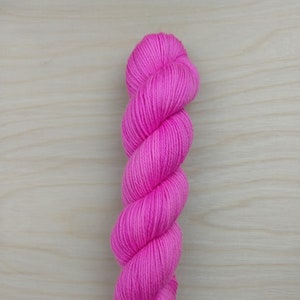 BLEEDING HEART - DK Weight 100% Superwash Wool Yarn, 246 Yards & 100 ...