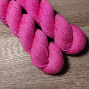 BLEEDING HEART - DK Weight 100% Superwash Wool Yarn, 246 Yards & 100 ...