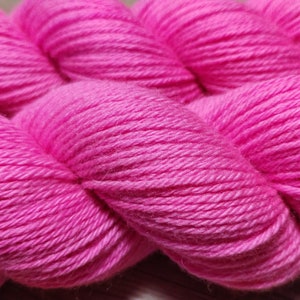 BLEEDING HEART - DK Weight 100% Superwash Wool Yarn, 246 Yards & 100 ...