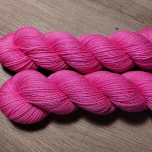 BLEEDING HEART - DK Weight 100% Superwash Wool Yarn, 246 Yards & 100 ...