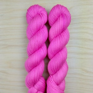 BLEEDING HEART - DK Weight 100% Superwash Wool Yarn, 246 Yards & 100 ...