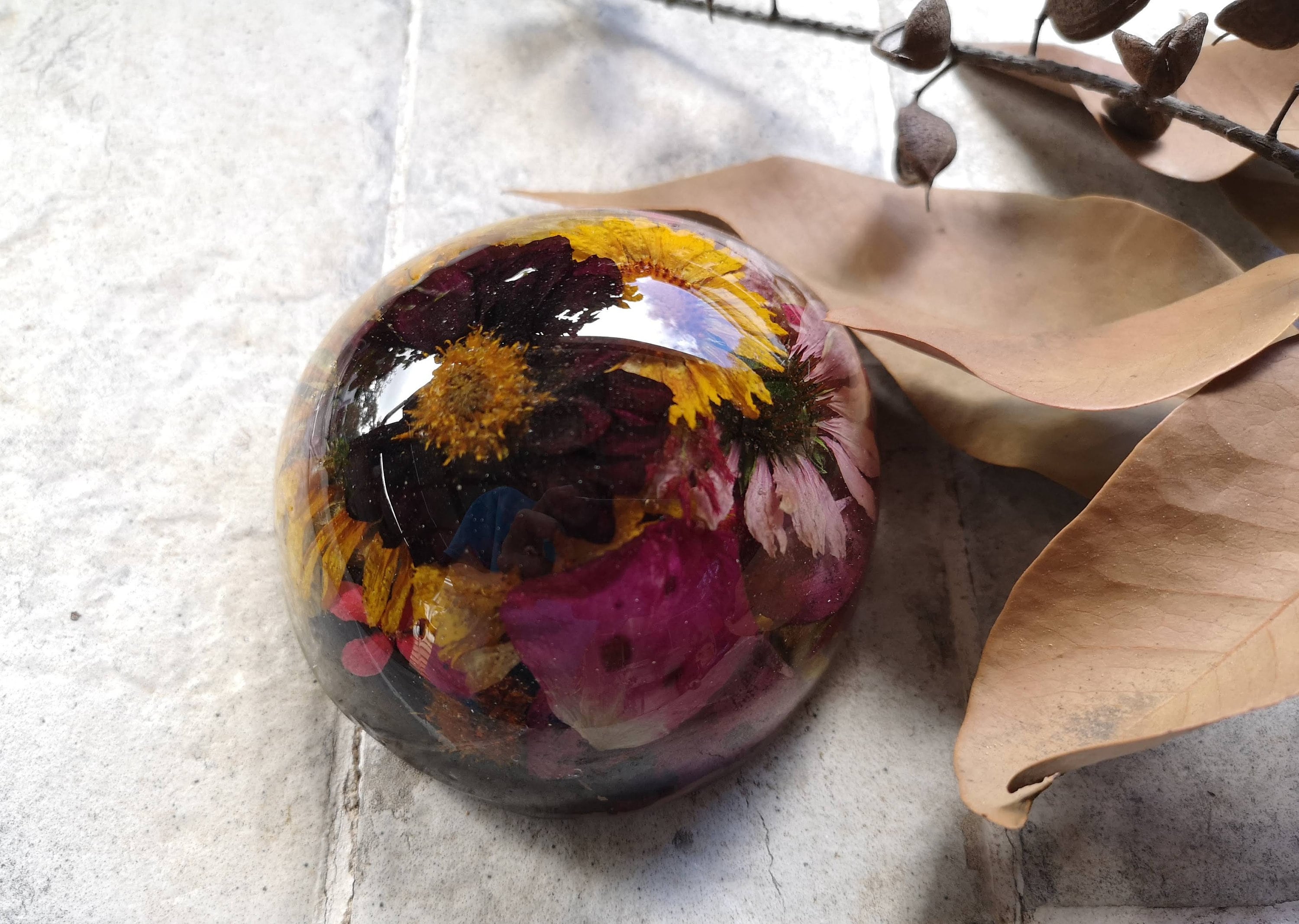 Resin paperweights with inclusions - dried flowers, stones, shells, sea ...