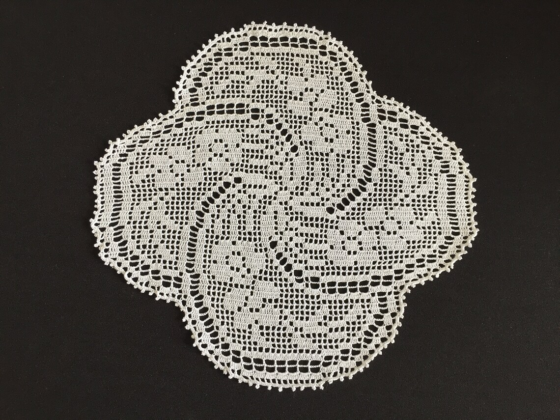 Vintage Filet Crochet Doily: Mary Card Tea Tree Design, 9" - Etsy