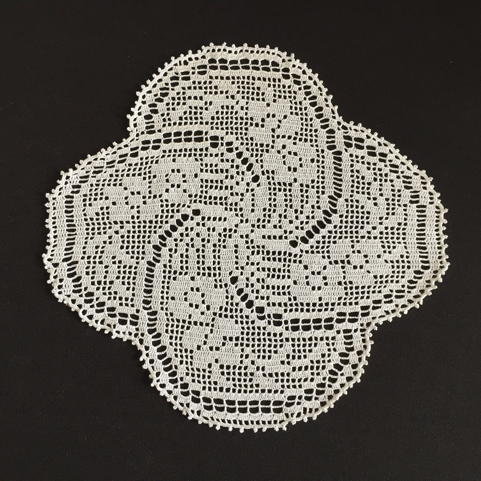 Vintage Filet Crochet Doily: Mary Card Tea Tree Design, 9" - Etsy