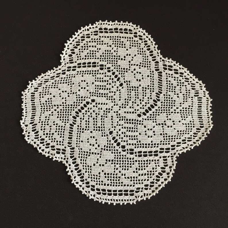 Vintage Filet Crochet Doily: Mary Card Tea Tree Design, 9" - Etsy