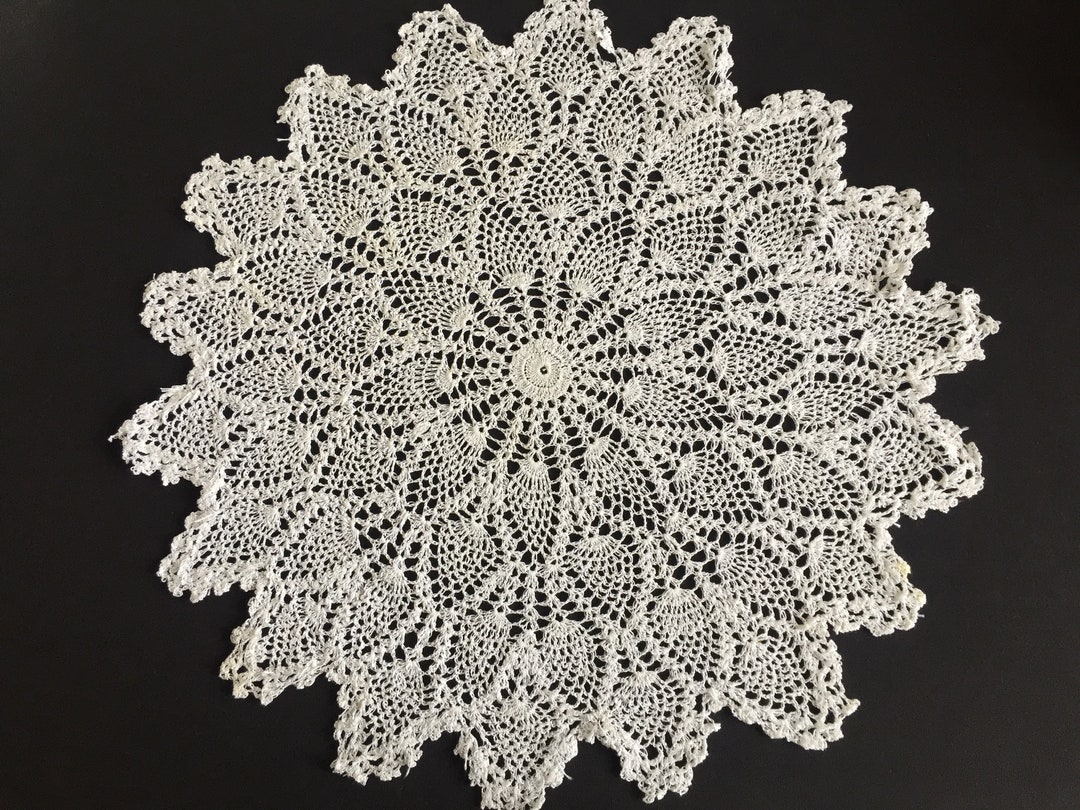 Vintage Crocheted 18 Table Centrepiece Lace Doily With Pineapple ...