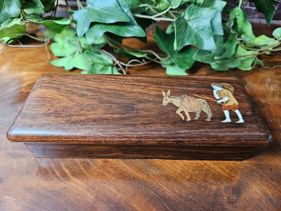 Hard Wood Box. Hinged lid. Detailed inlay of a man & … - Gem
