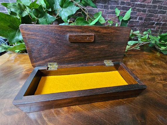 Hard Wood Box. Hinged lid. Detailed inlay of a man & … - Gem