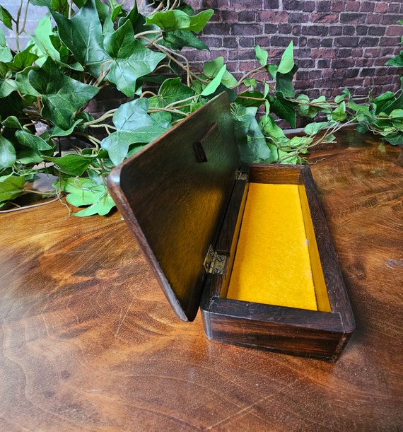 Hard Wood Box. Hinged lid. Detailed inlay of a man & … - Gem