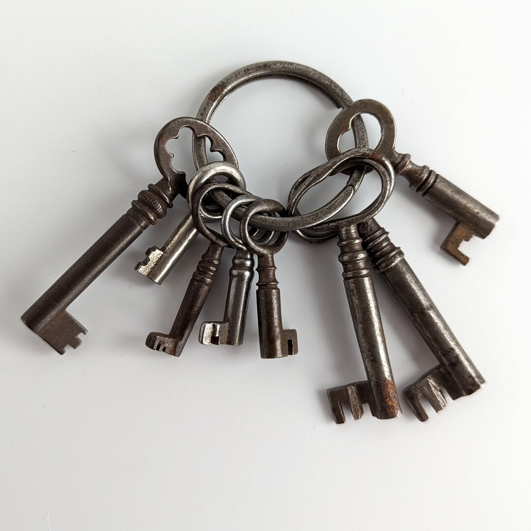 8 Antique Steel Iron Barrel Skeleton Keys on Key Ring, 2 1/2 Down to 1 ...