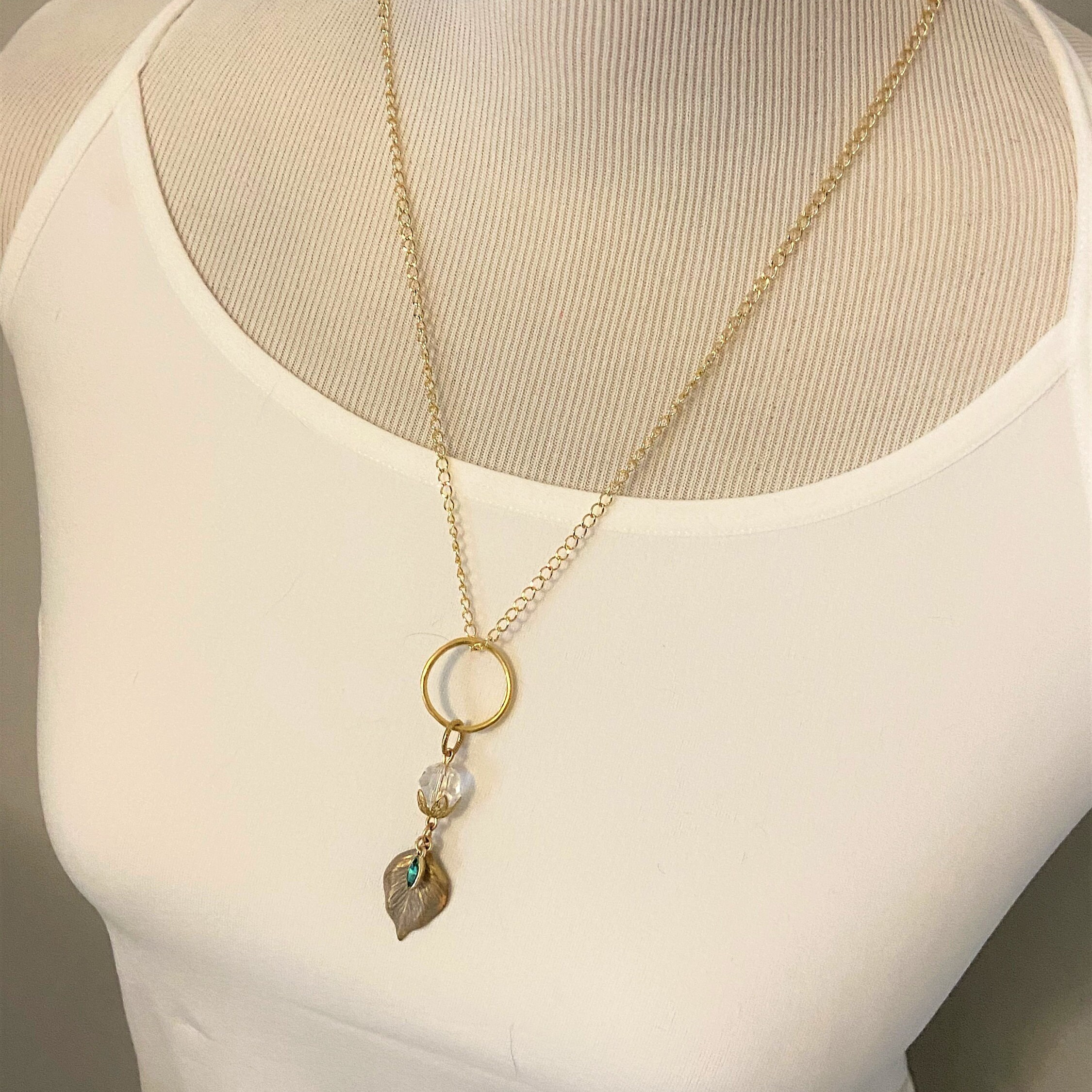 Antique Gold Patina Leaf Pendant Necklace with Aquamarine - Etsy.de