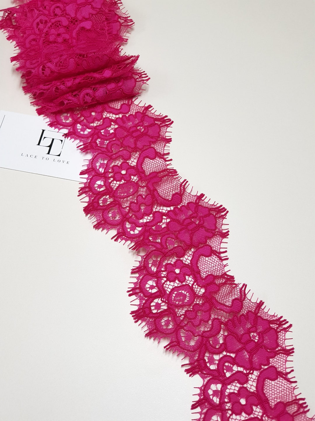 Adorno de encaje Chantilly floral rosa: encaje de pestañas festoneado ...