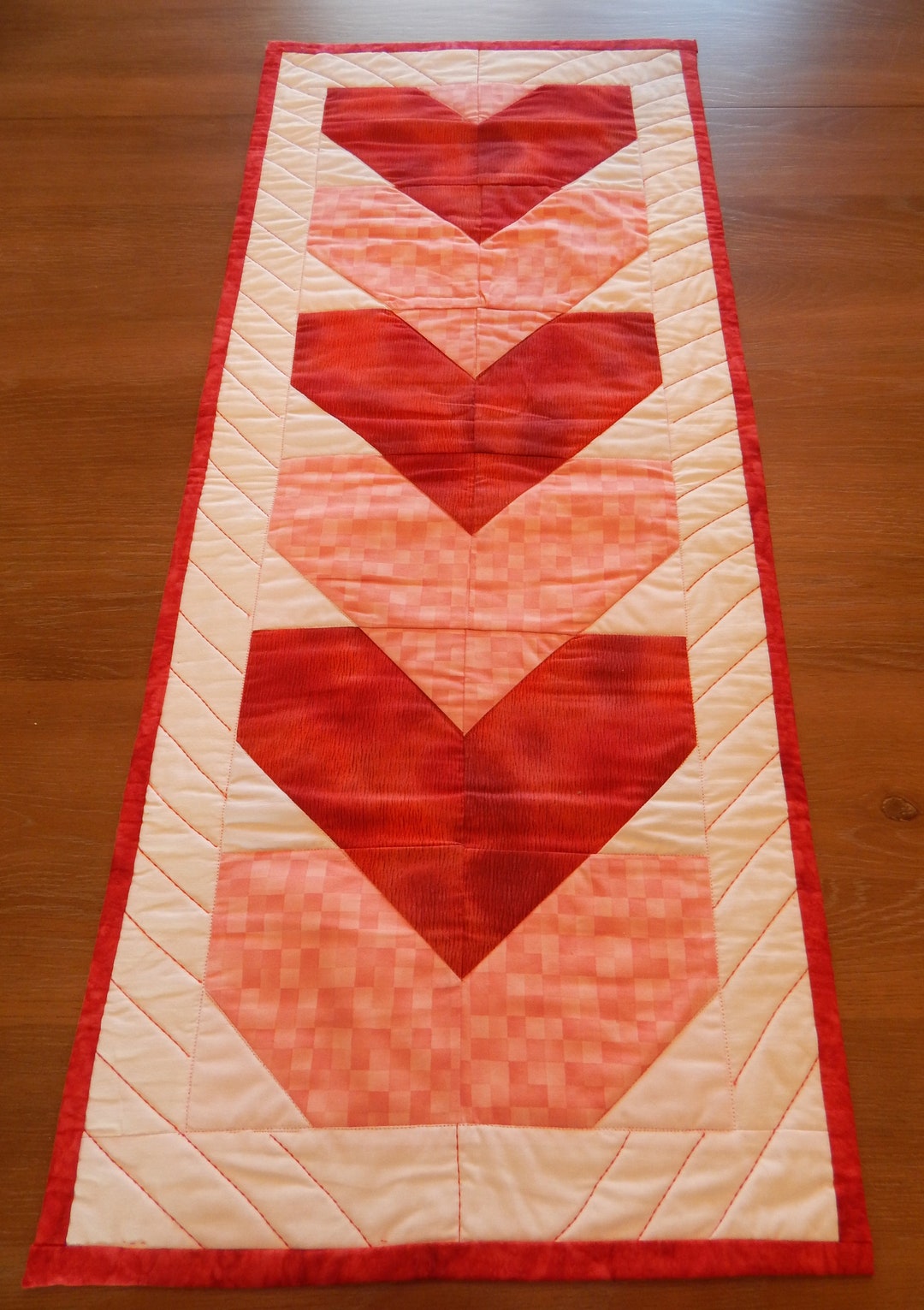 HEART TABLE RUNNER Handmade Quilted Red & Pink Valentine - Etsy